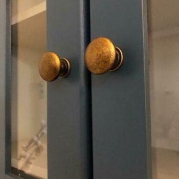 Mooie Vintage 'Denim' Blauwe Vitrinekast Met Goud/Bronzen Accenten ...